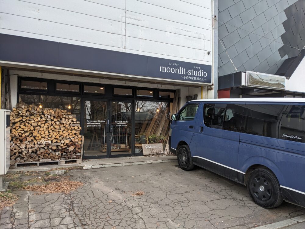 About us | moonlit-studio〜手作り家具屋さん〜